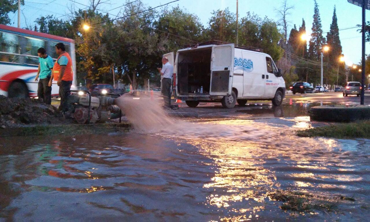Se produjo un impresionante derrame de líquidos cloacales en la zona ...