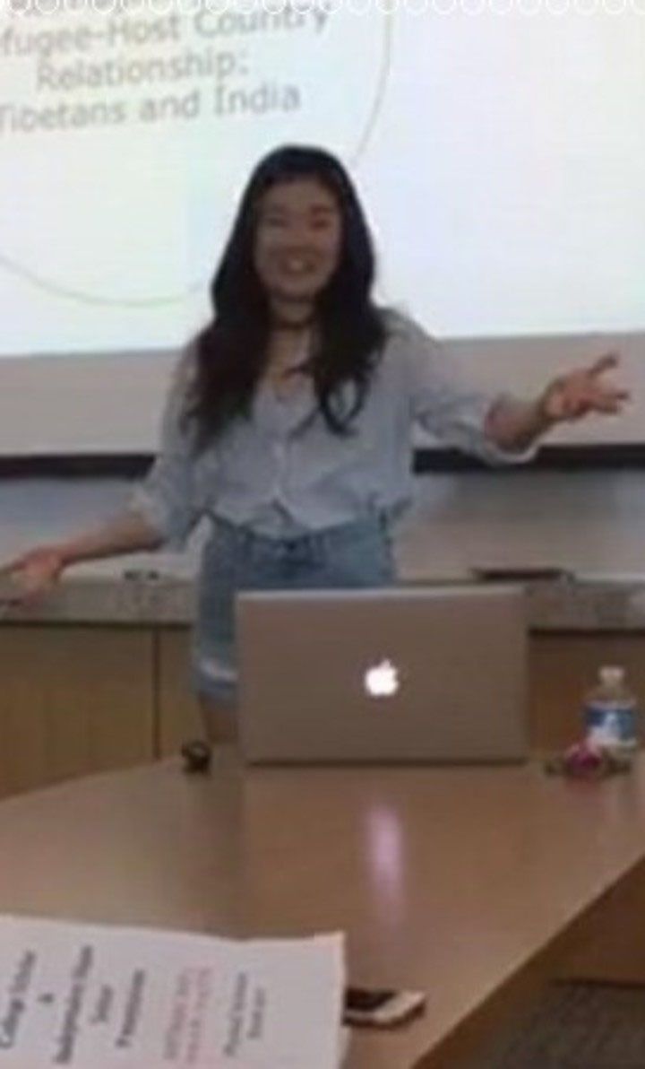 Se desnudó porque la profesora la criticó por llevar un short