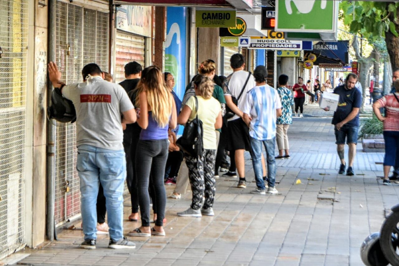 En la tarde también se registraron largas filas de personas en los cajeros