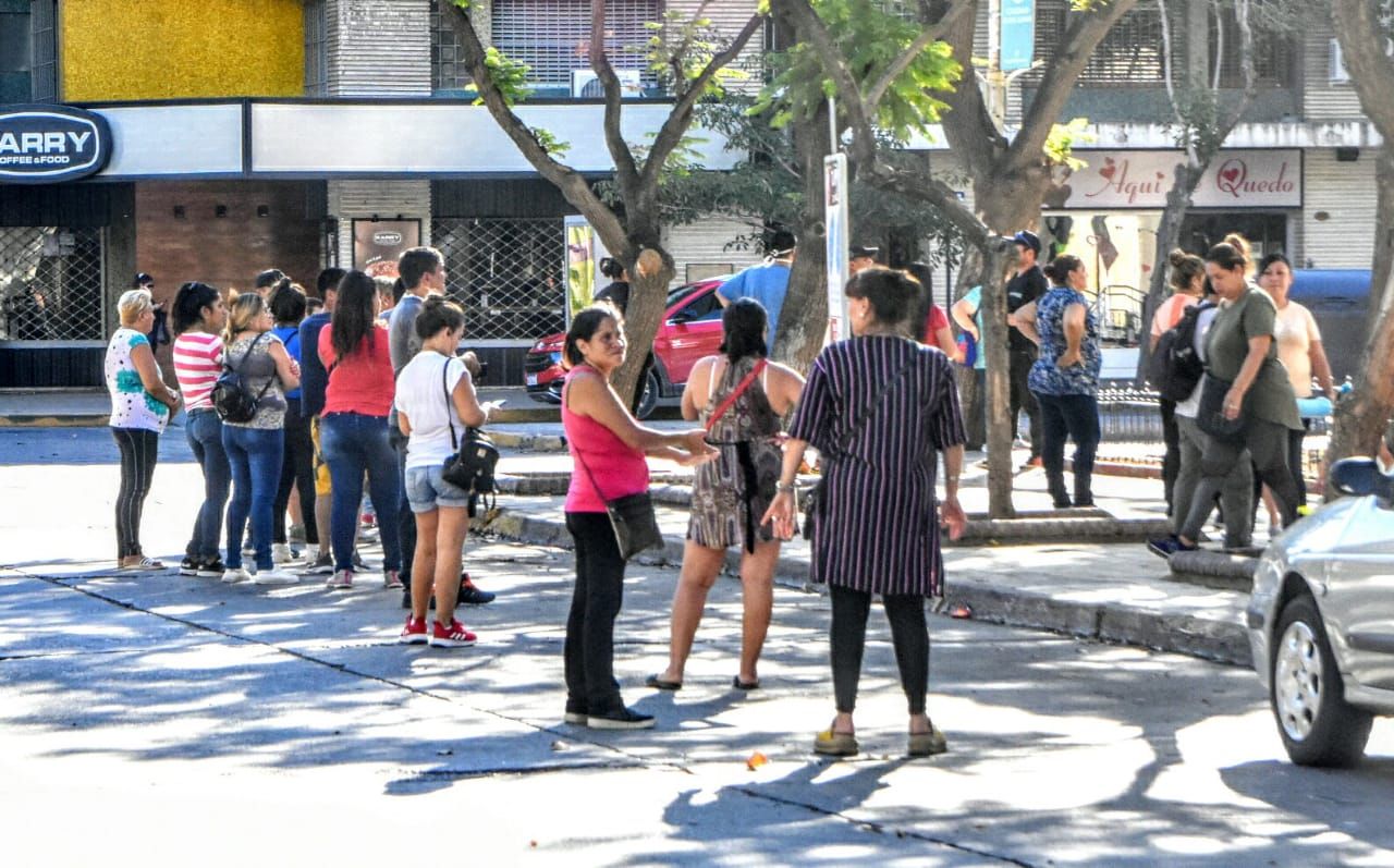 En la tarde también se registraron largas filas de personas en los cajeros