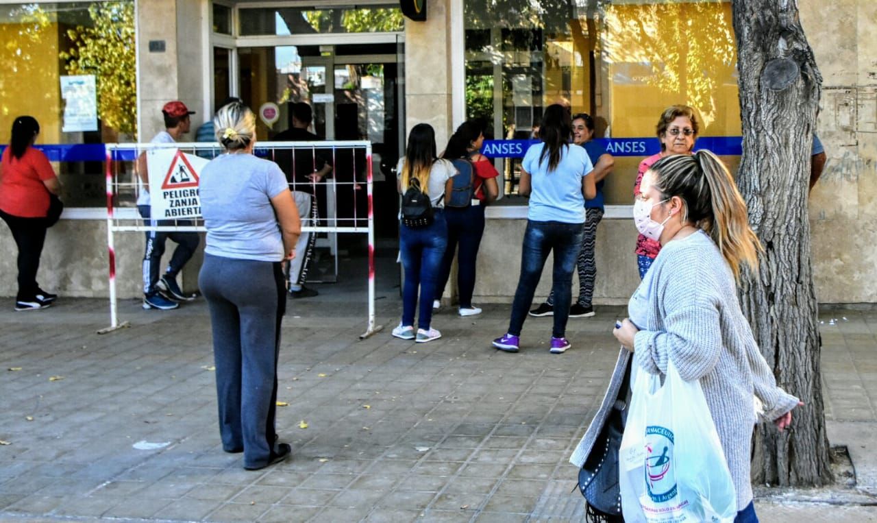 En la tarde también se registraron largas filas de personas en los cajeros