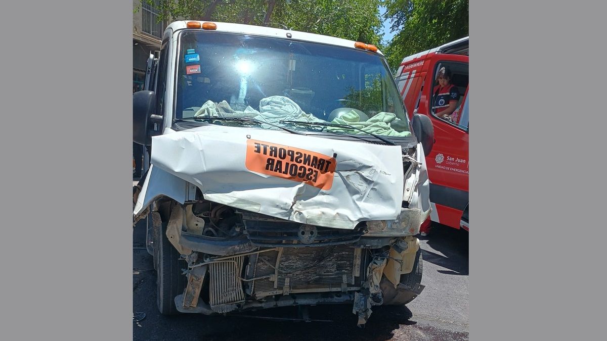 Una combi escolar chocó con una camioneta: dos niños heridos
