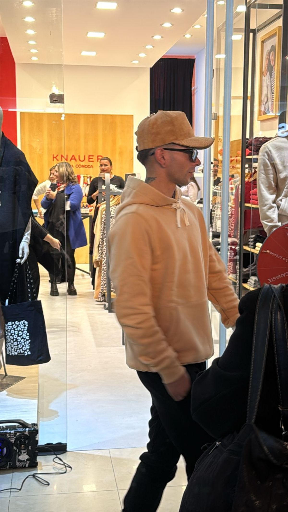 Con desfile exclusivo, Knauer inauguró su local en el Patio Alvear