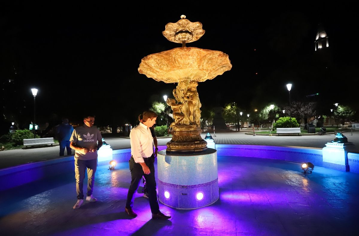 Restauración de la plaza 25 de Mayo: se realizaron pruebas de iluminación