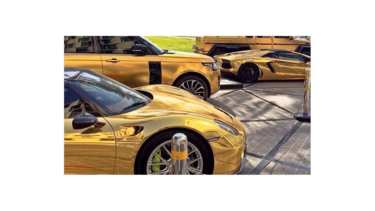 Un príncipe tiene una ostentosa flota de autos bañados en oro