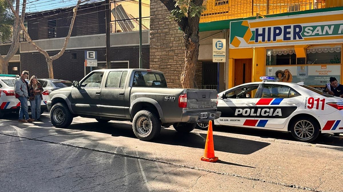 Cruzaba La Calle Y Una Camioneta La Atropelló Fue Hospitalizada