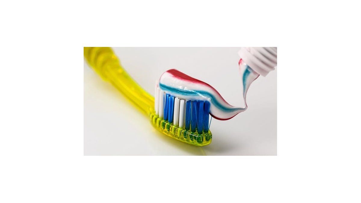 La pasta dental te permite limpiar algo más que tus dientes