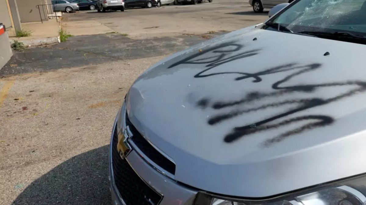 Le pintó el auto a su ex tras enterarse de una infidelidad
