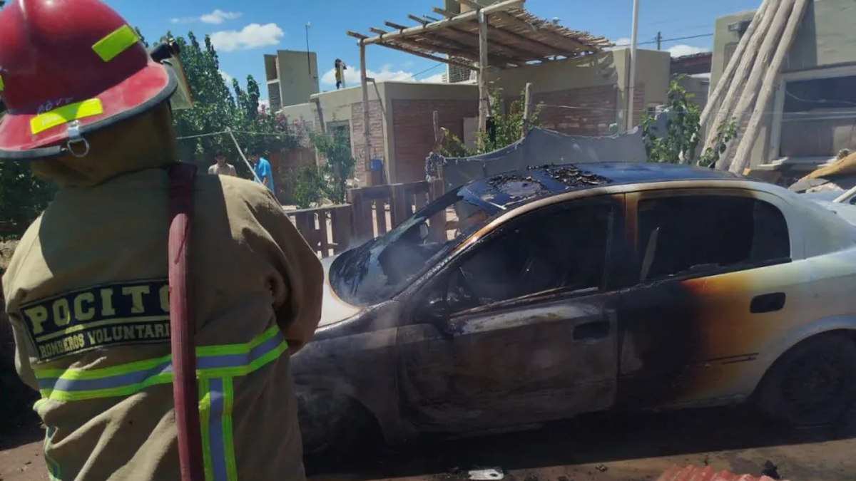Fuego en un taller de Pocito: un auto quedó destruido y no hubo heridos