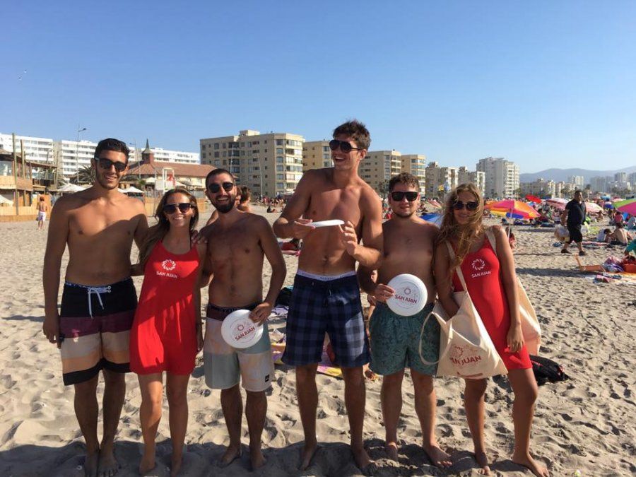 Un grupo de promotoras recorren las playas de Chile e invitan ser parte ...