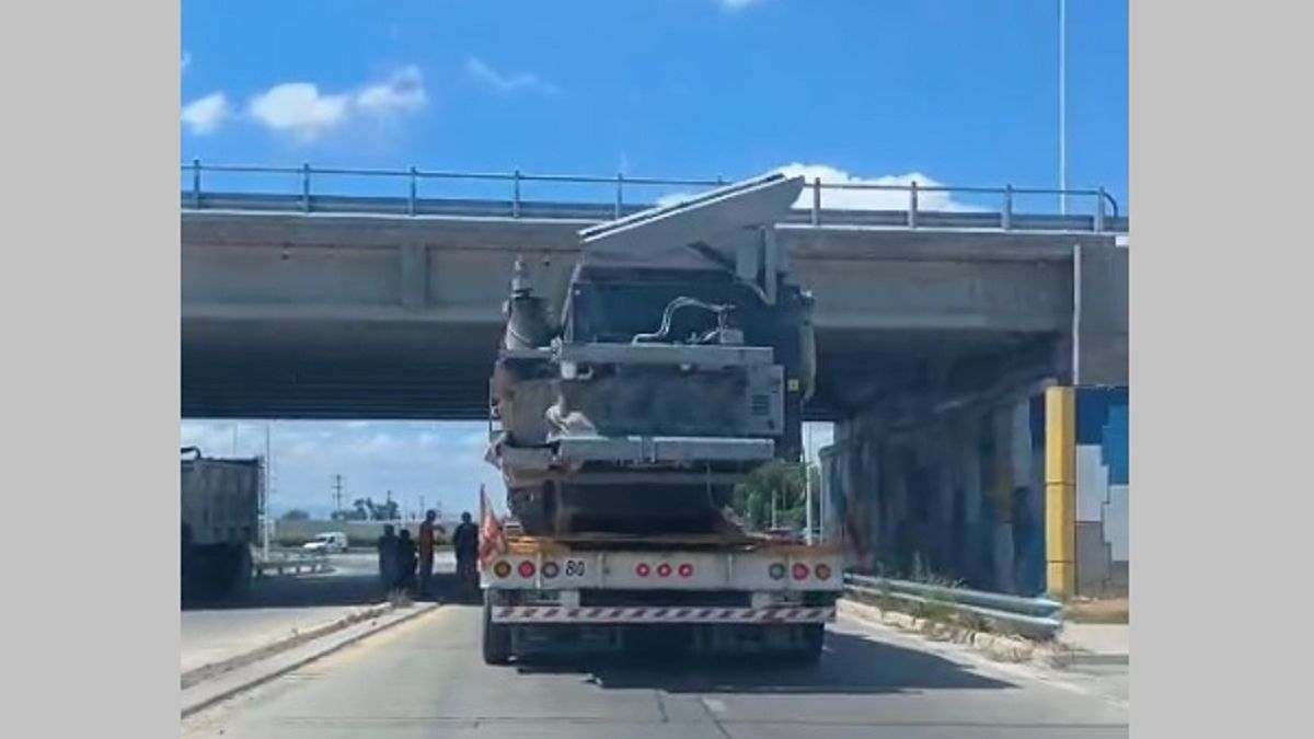VIDEO: un camión quedó atascado bajo un puente de Ruta 40
