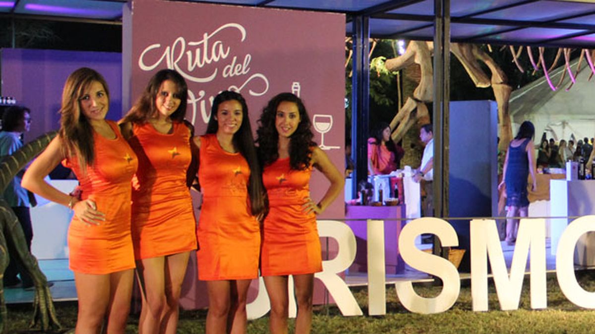 Las promotoras deslumbran con su belleza, sus atuendos y su simpatía