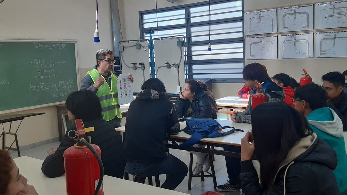 Alumnos de la EPET N° 3 se capacitaron en el uso de matafuegos