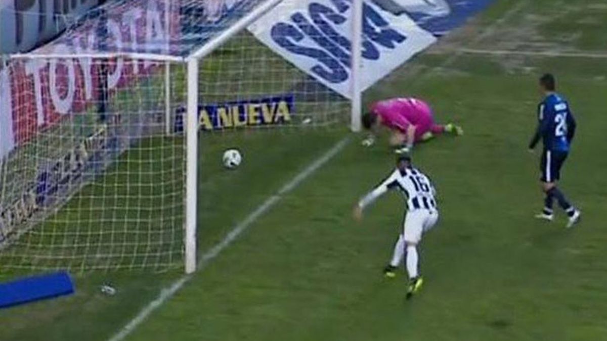 Orión estrenó su arco en Racing metiéndose un gol en contra ante Talleres