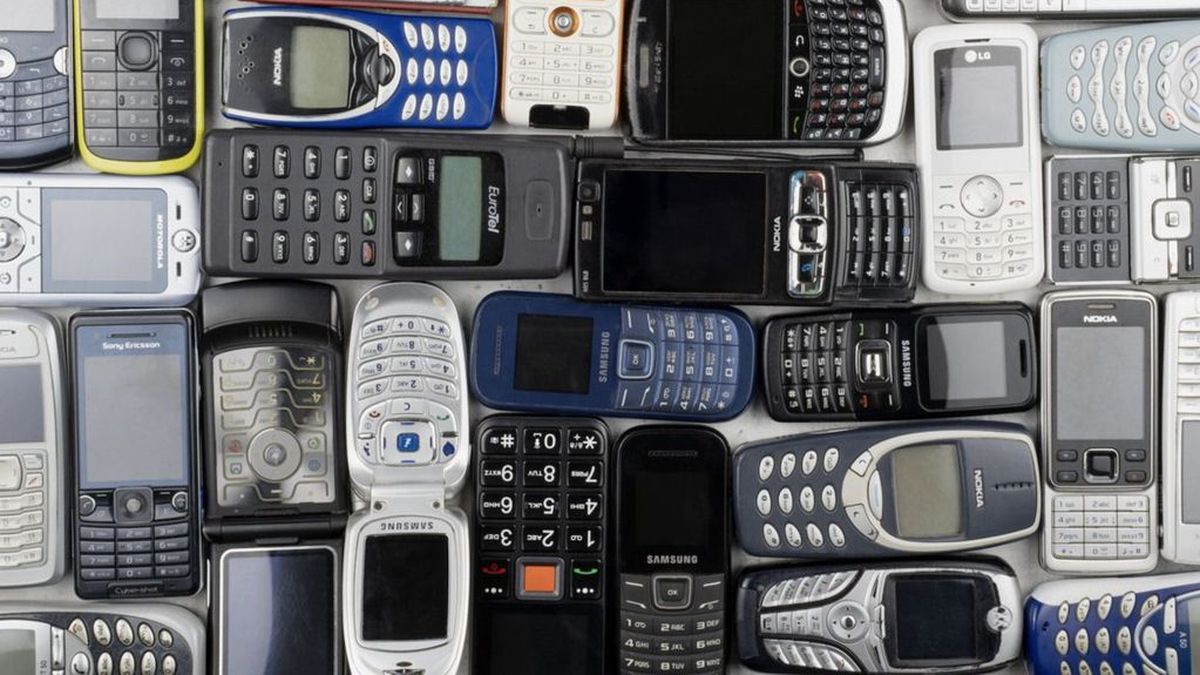 Crece el uso de celulares sin internet ni redes sociales