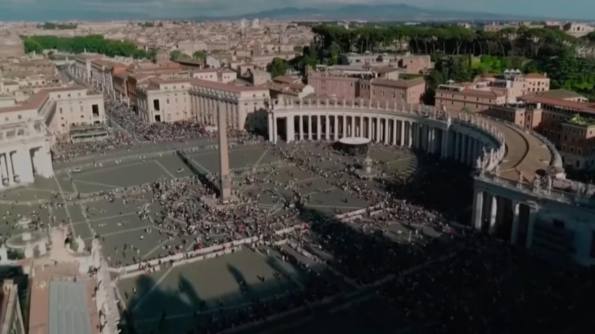 Miles de personas esperan en la Plaza San Pedro la señal del nuevo papa