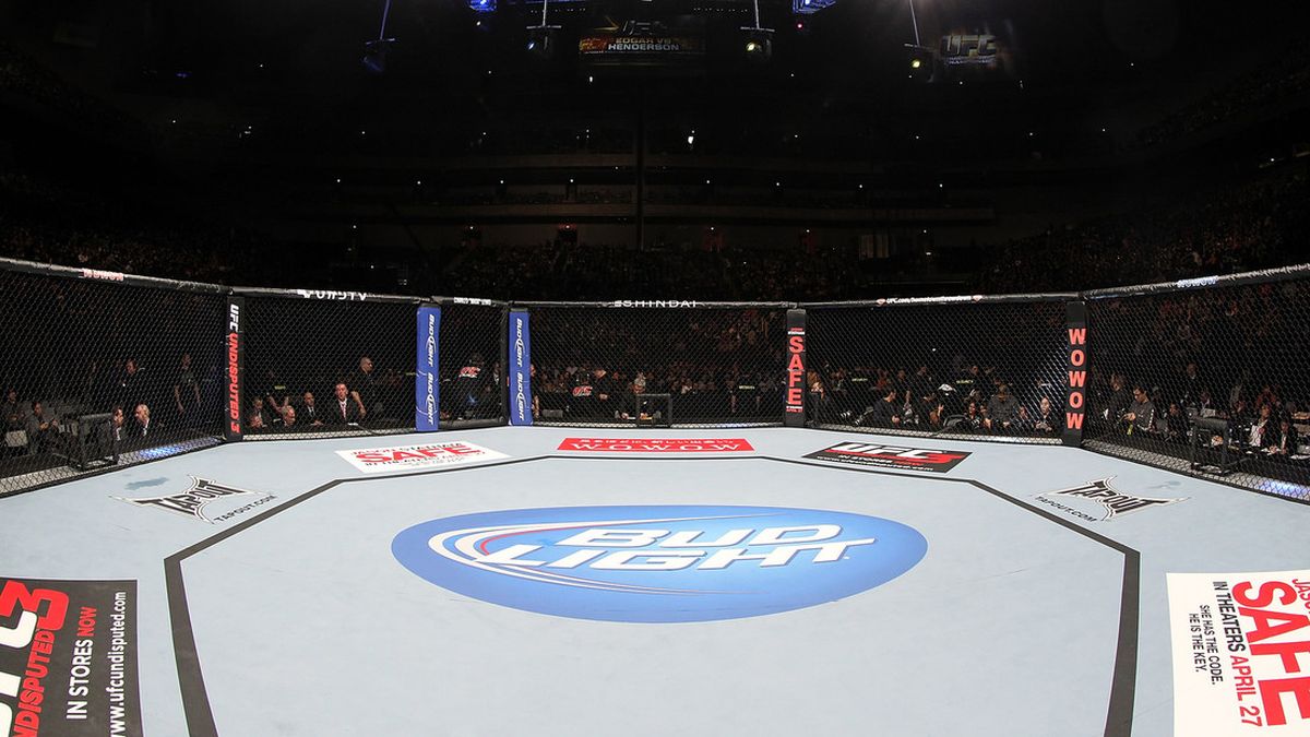 Una mujer se enfrenta a la exnovia de su hijo en una pelea de MMA