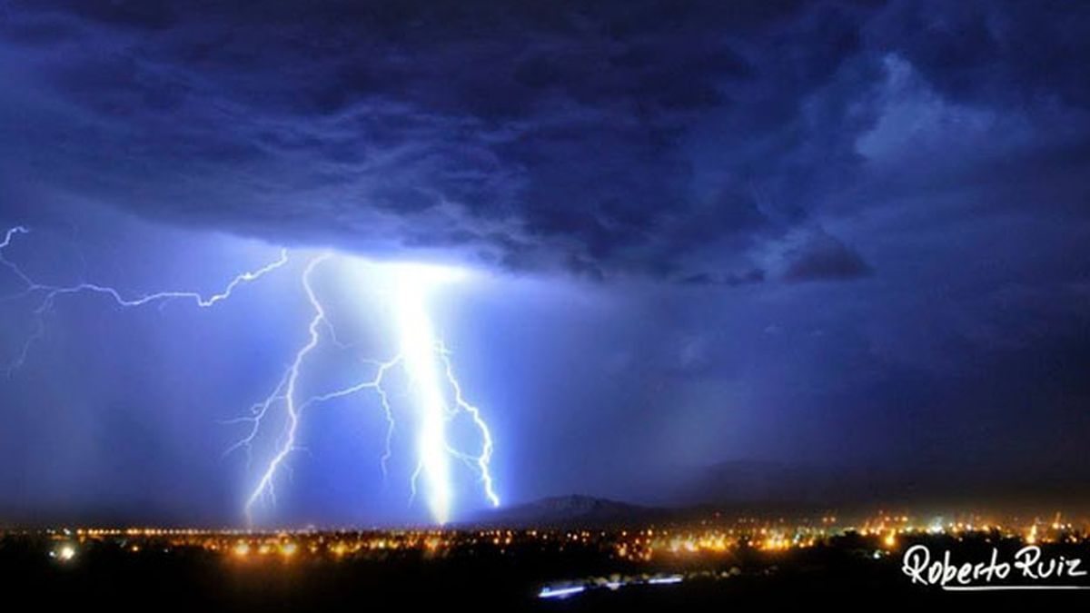 Un fotógrafo de Jáchal logró captar uno de los rayos que cayó sobre San ...