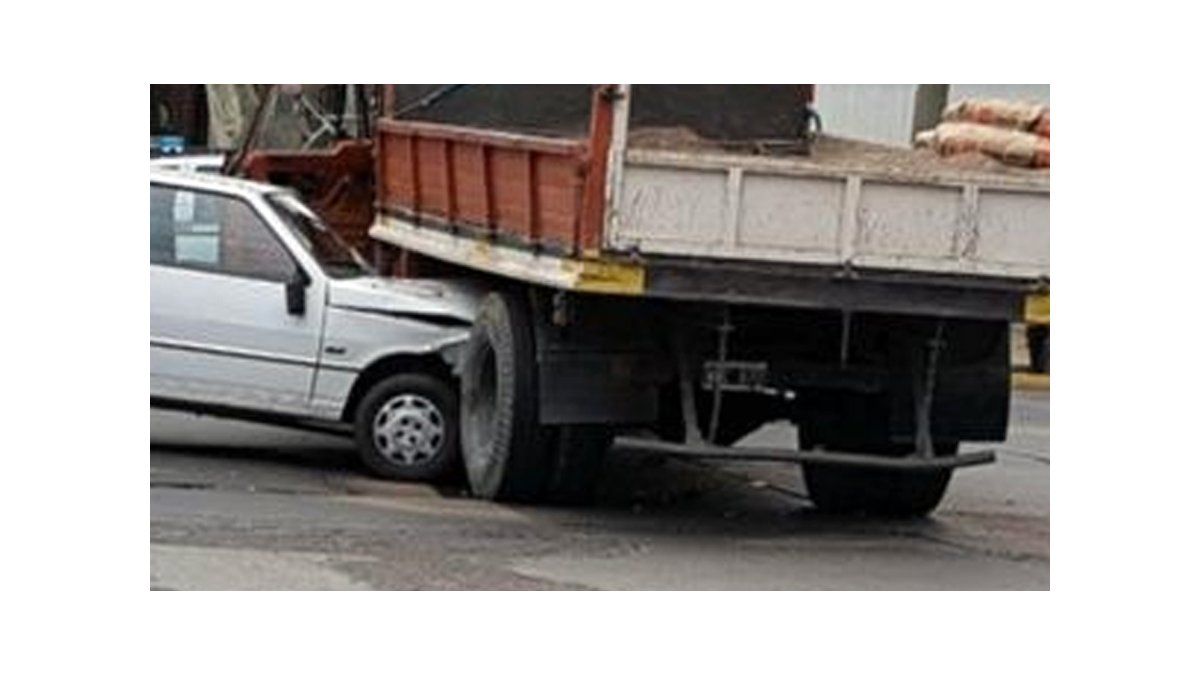 Un auto quedó encajado debajo de un camión con ripio en Desamparados