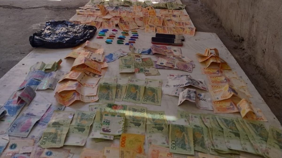 Desmantelan punto de venta de drogas y detienen a tres personas