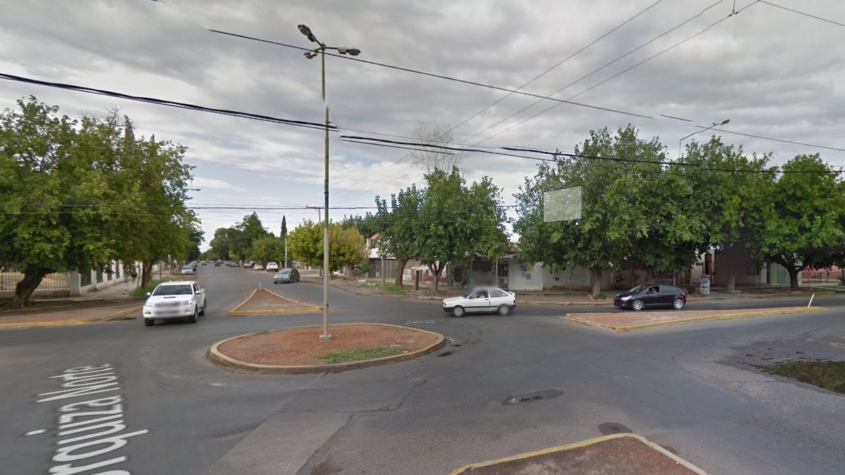 Una moto y un auto impactaron en el medio de una rotonda y una mujer ...