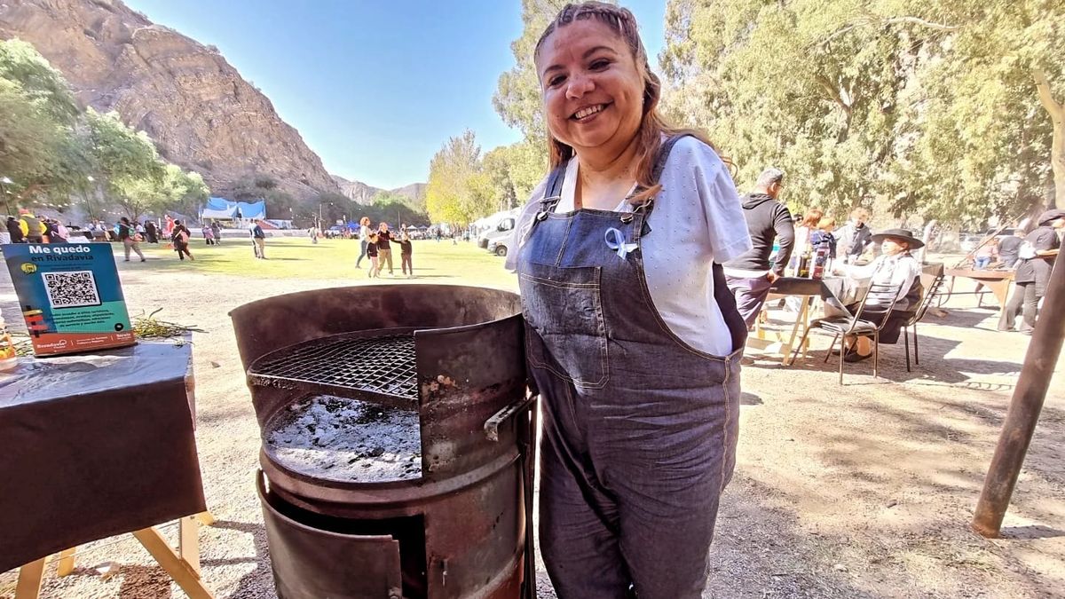 Una asadora diferente: prendió el fuego con los pies y emocionó a todos