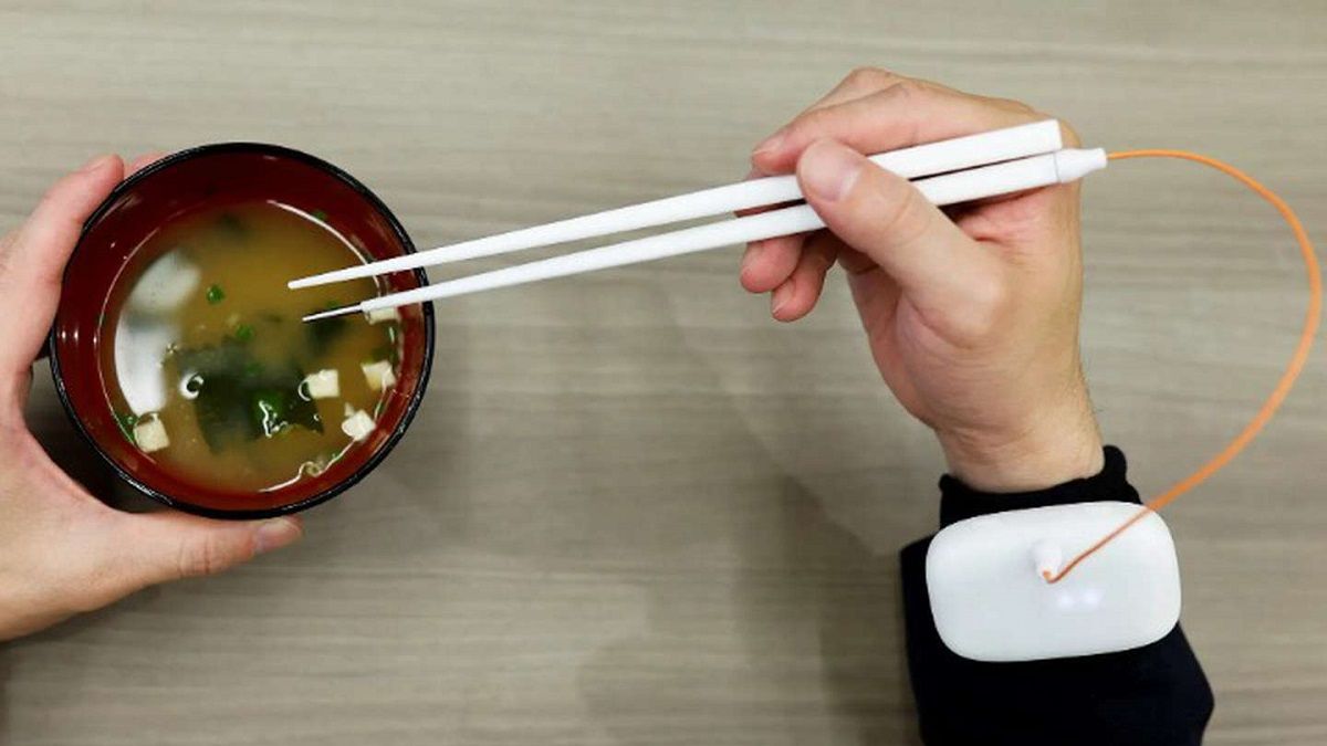 Crearon palitos inteligentes que mejoran el sabor de la comida