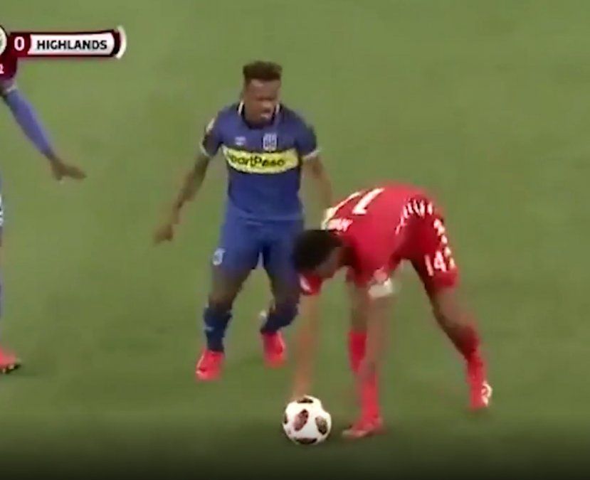 Video: la violenta patada de un jugador a otro que escandaliza al ...