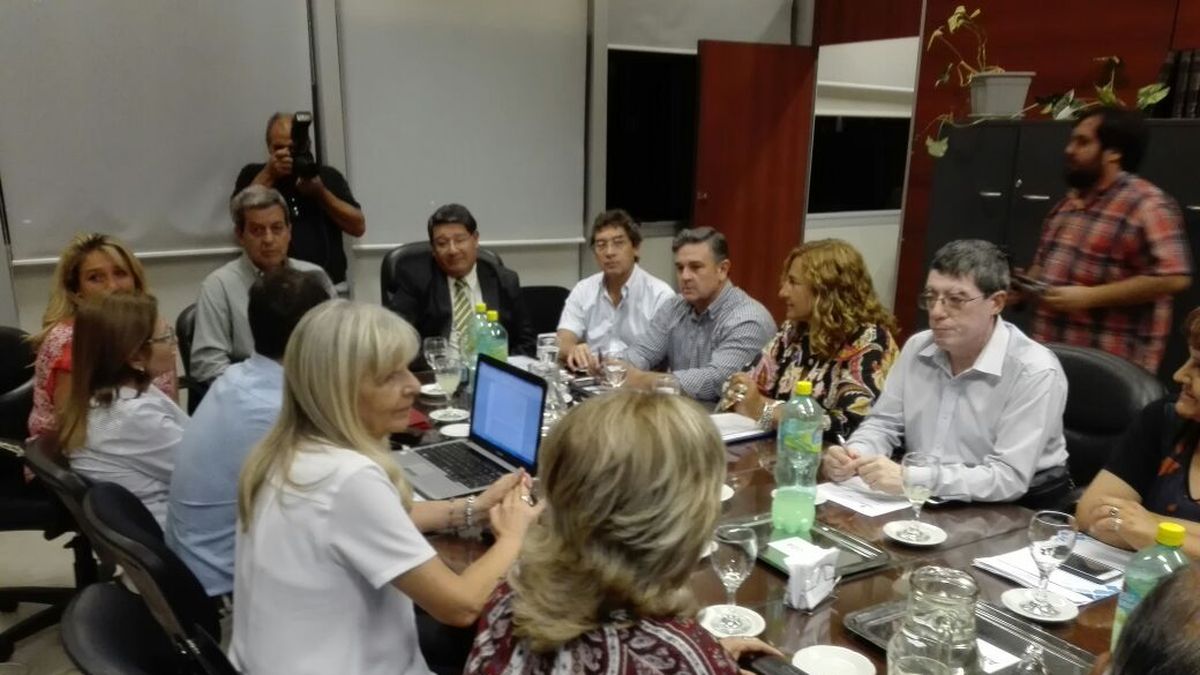 Los docentes acordaron un 17% de aumento y las clases empiezan con ... Los docentes acordaron un 17% de aumento y las clases empiezan con ...