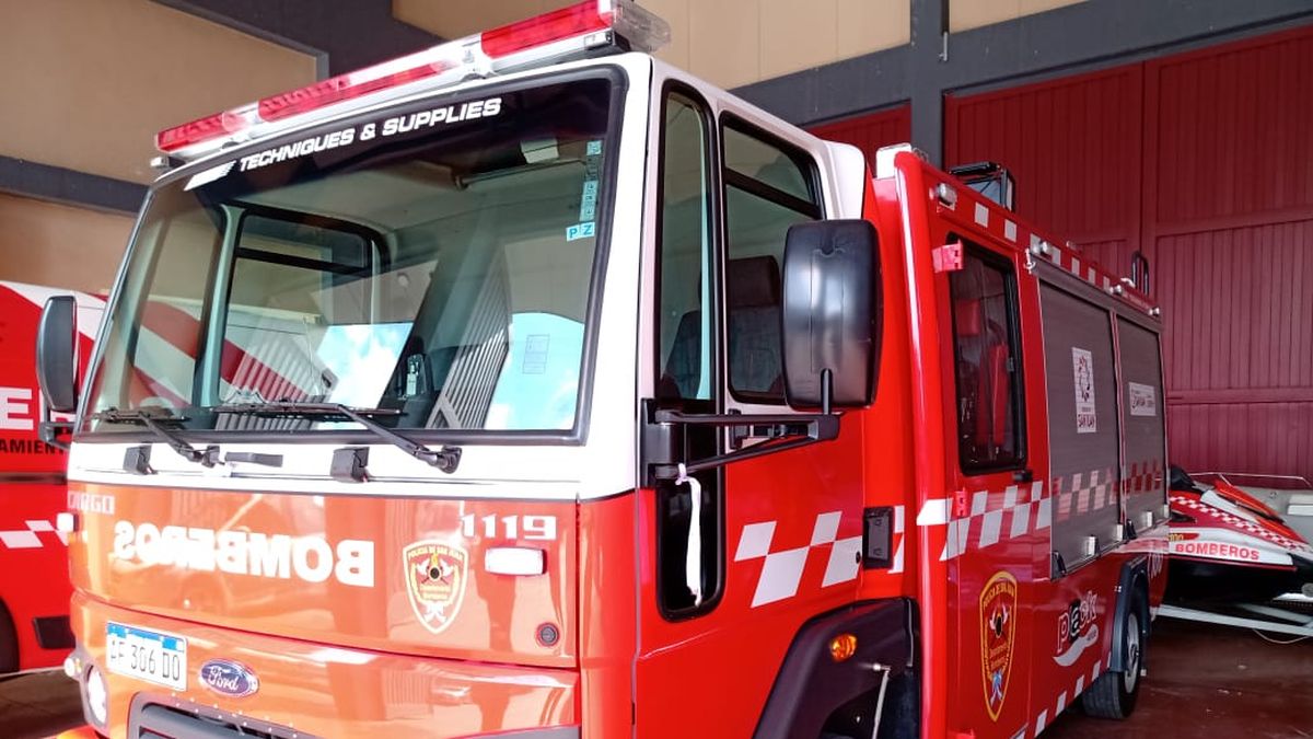 Una grúa se prendió fuego en un depósito y pudo originar una tragedia