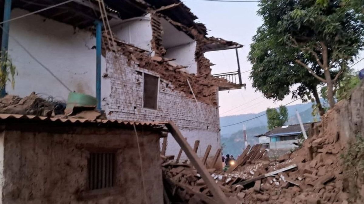 Los muertos por el sismo en Nepal superan los 130
