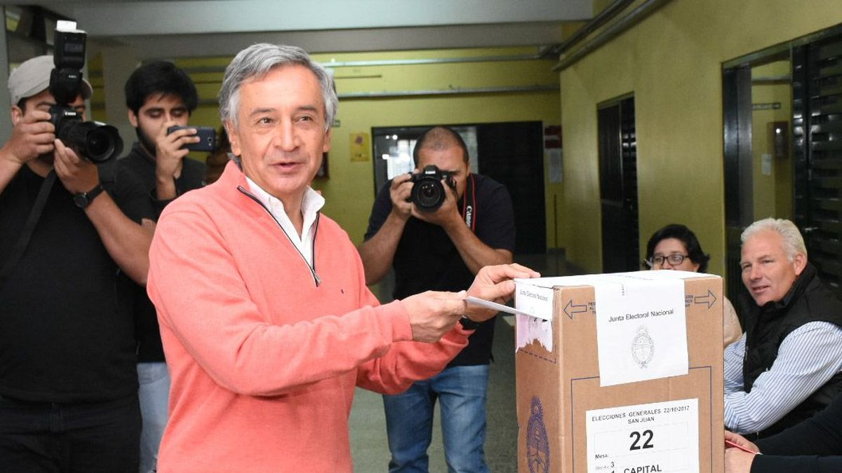 Roberto Basualdo emitió su voto deseando que venga el mejor futuro para el país
