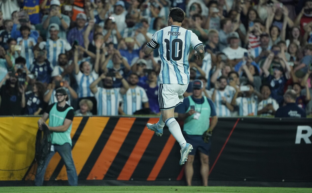 Argentina goleó a Islandia y quedó lista para defender la corona ...