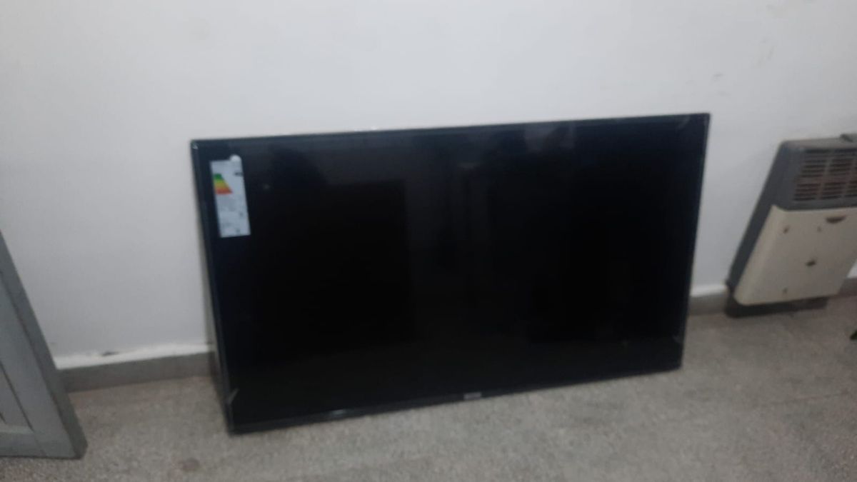 Robaron un televisor de 55 y los detuvieron mientras huían en auto