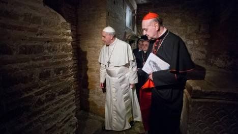 Francisco bajó a las catacumbas vaticanas y rezó en la tumba de Pedro