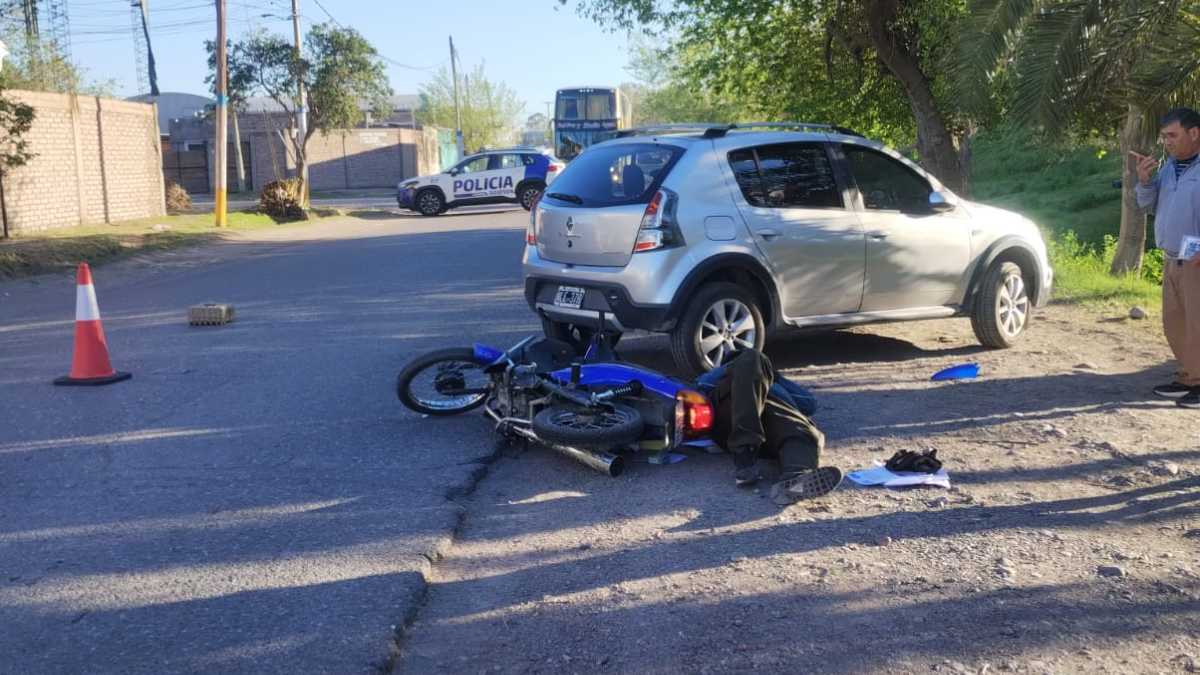 Un auto giró en U y chocó a un motociclista en Rawson