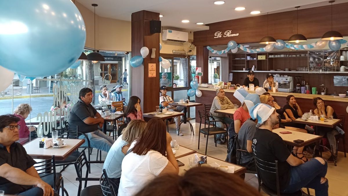 Poca gente en la calle en el debut mundialista de la Selección Argentina