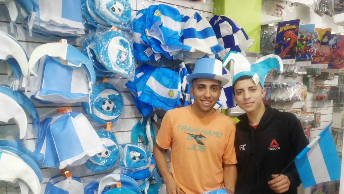 Furor: llegó el cotillón de la Selección Nacional a los comercios locales