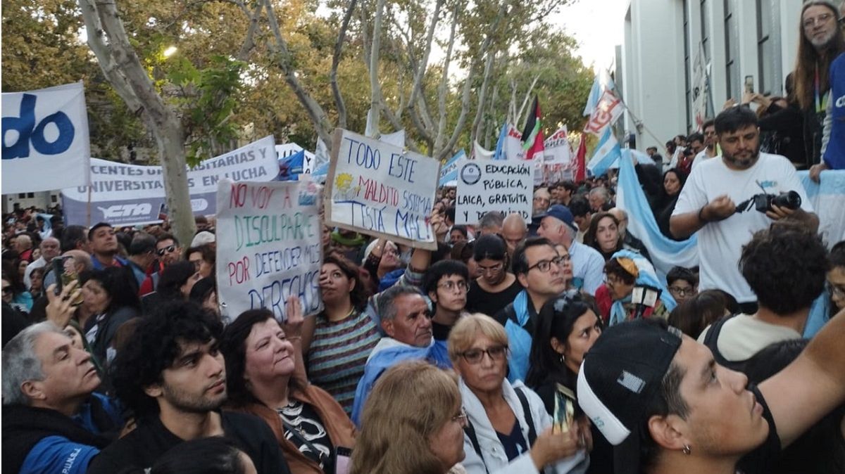 Multitudinaria marcha en San Juan en defensa de la universidad pública