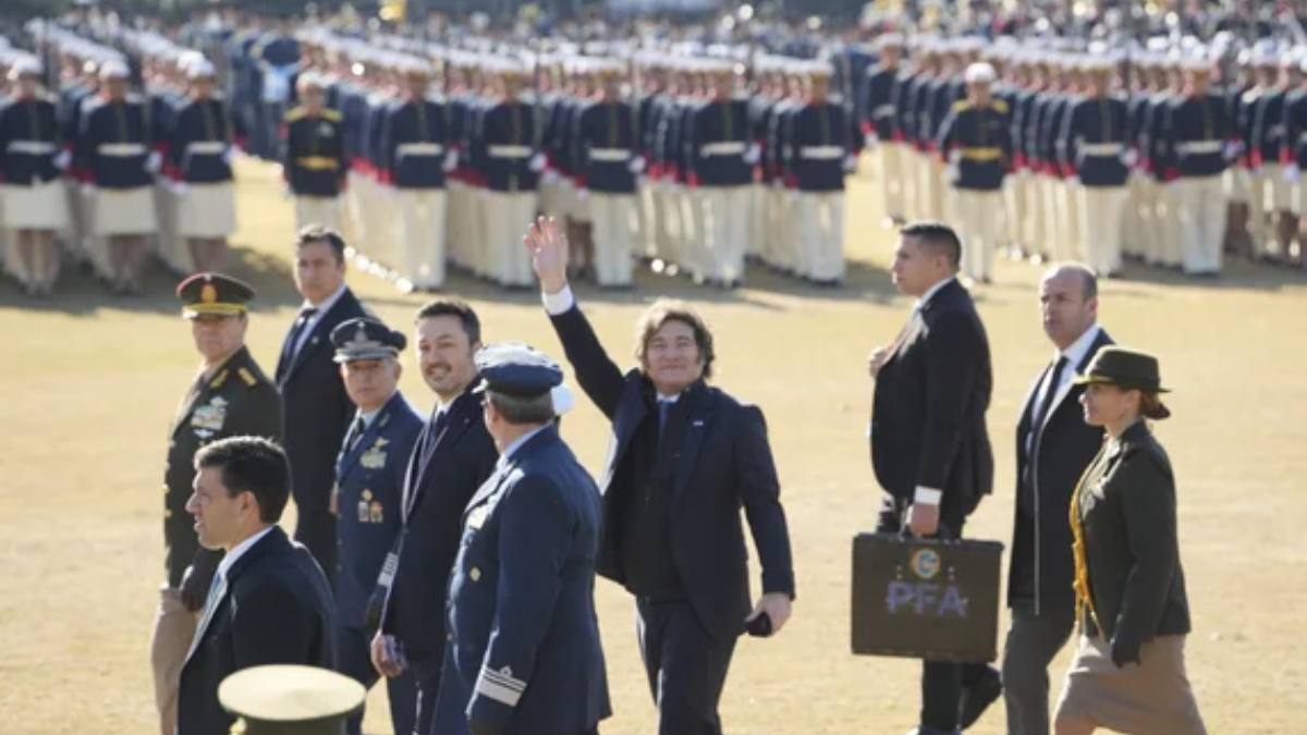Milei en el acto por el Dia de la Bandera: entre el ejército y la iglesia