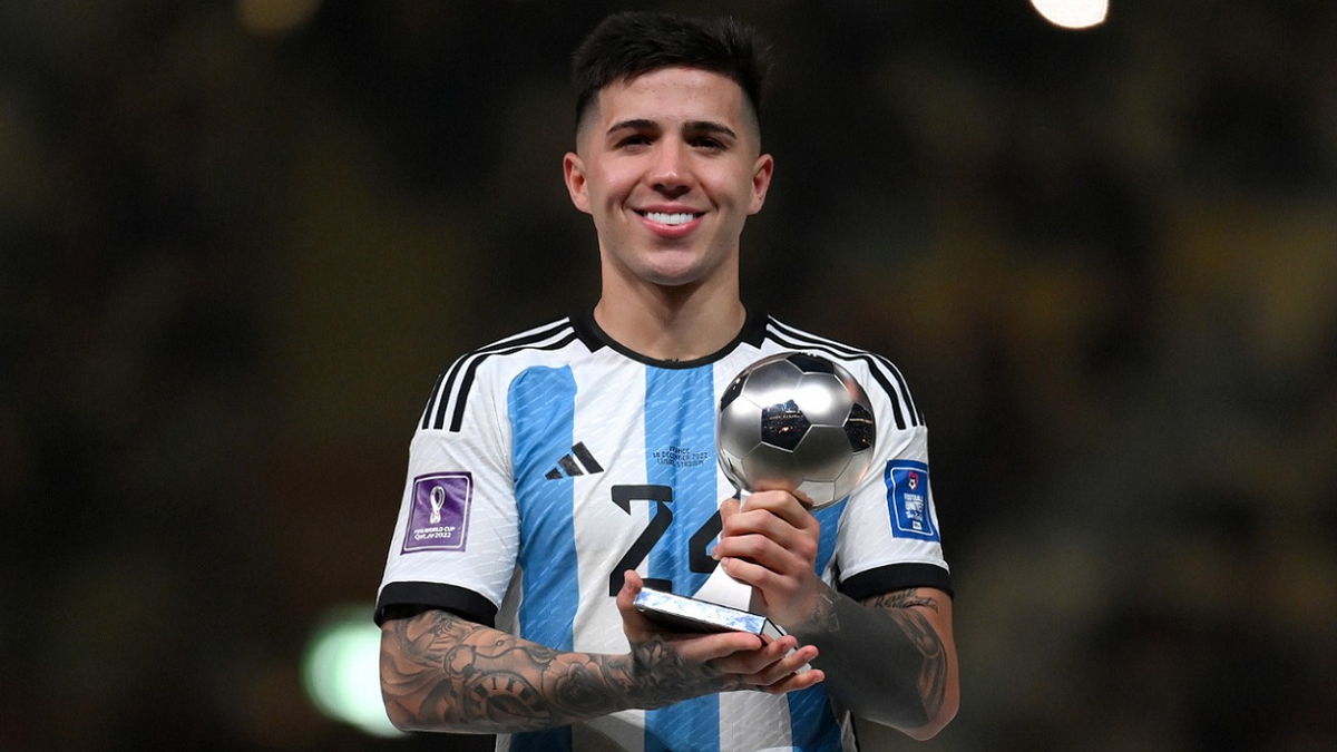 Enzo Fernández llega al país para sumarse al seleccionado argentino