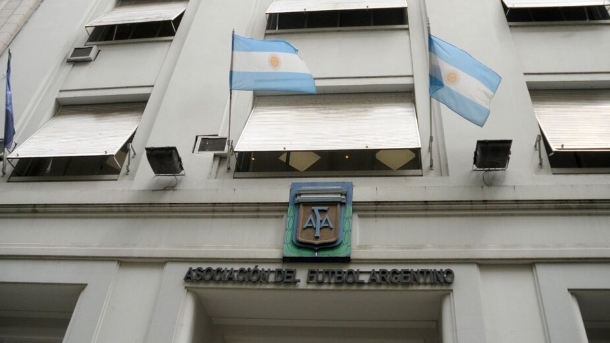 La AFA volvió a cambiar la fecha de cierre del libro de pases