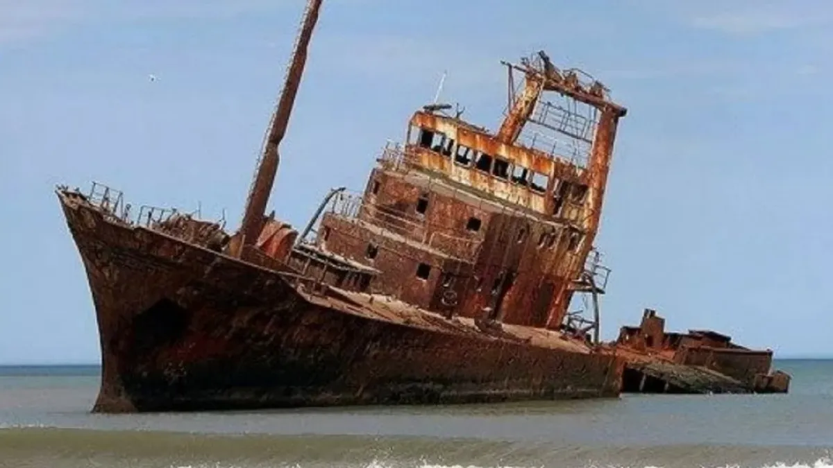 La historia del barco alemán hundido que está escondido en la playa a ...