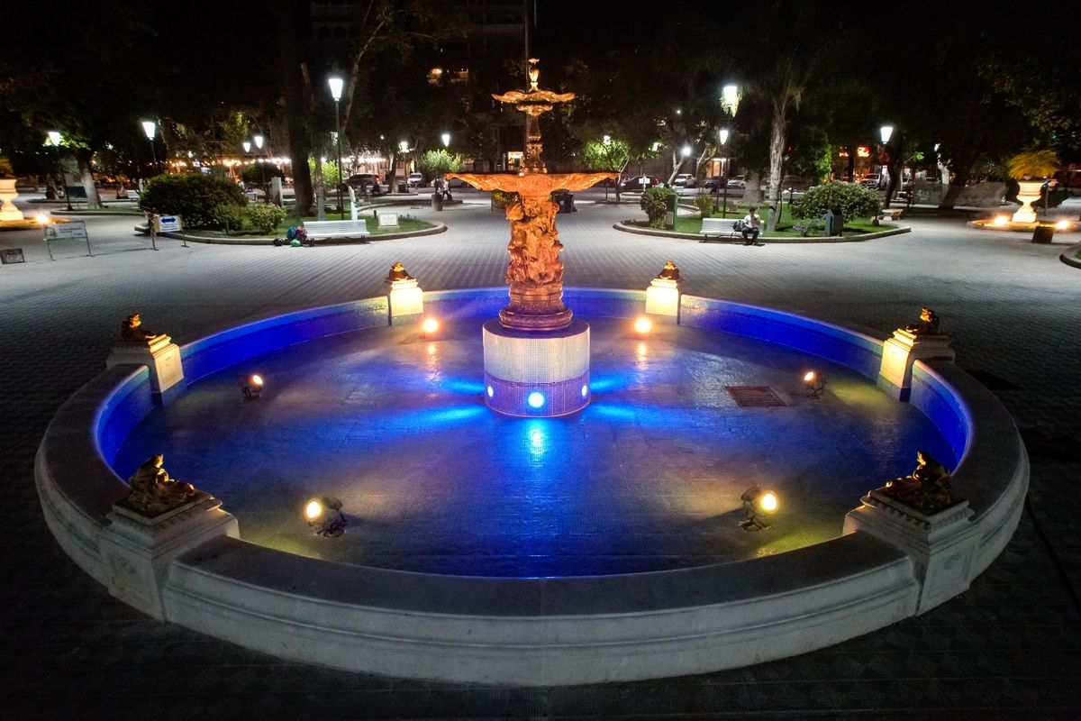 Restauración de la plaza 25 de Mayo: se realizaron pruebas de iluminación