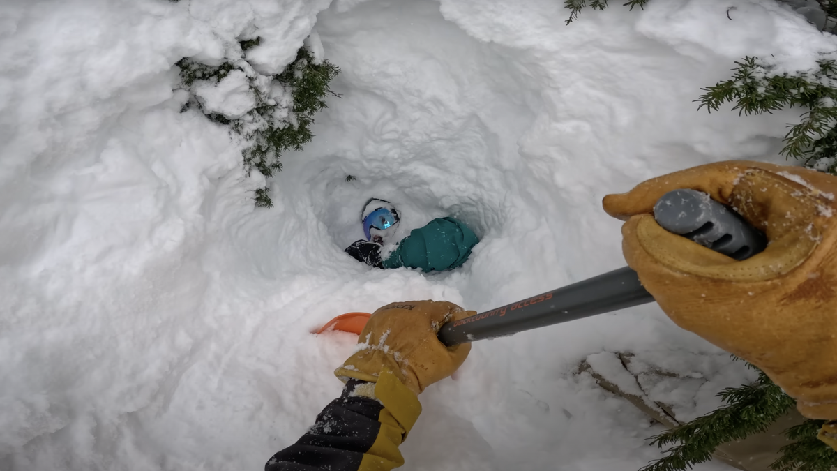 Desesperante rescate de un esquiador sepultado en la nieve