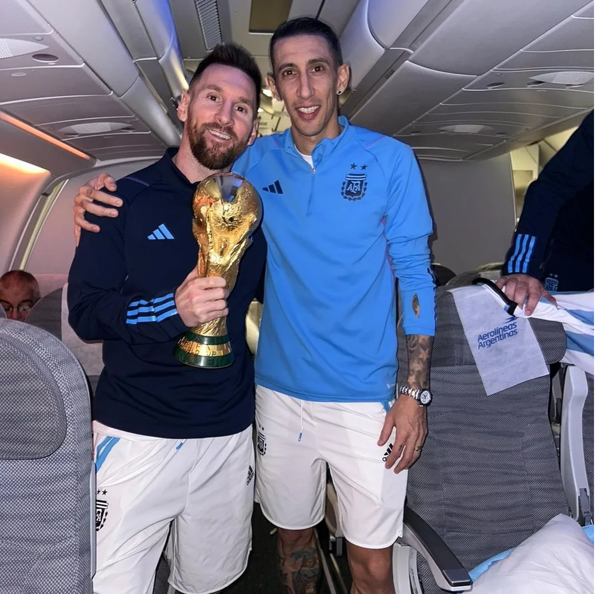 Messi subió una galería inédita de fotos con la Copa del Mundo
