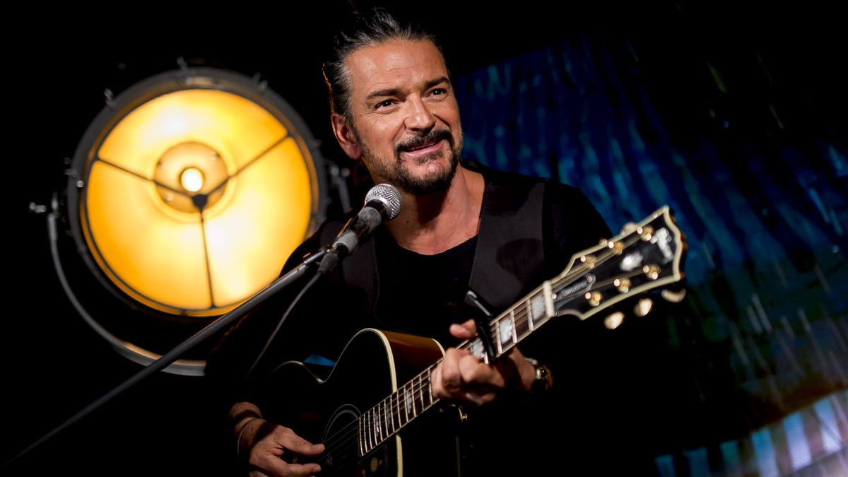 Arjona sacó un disco y hay que pagar para poder escucharlo
