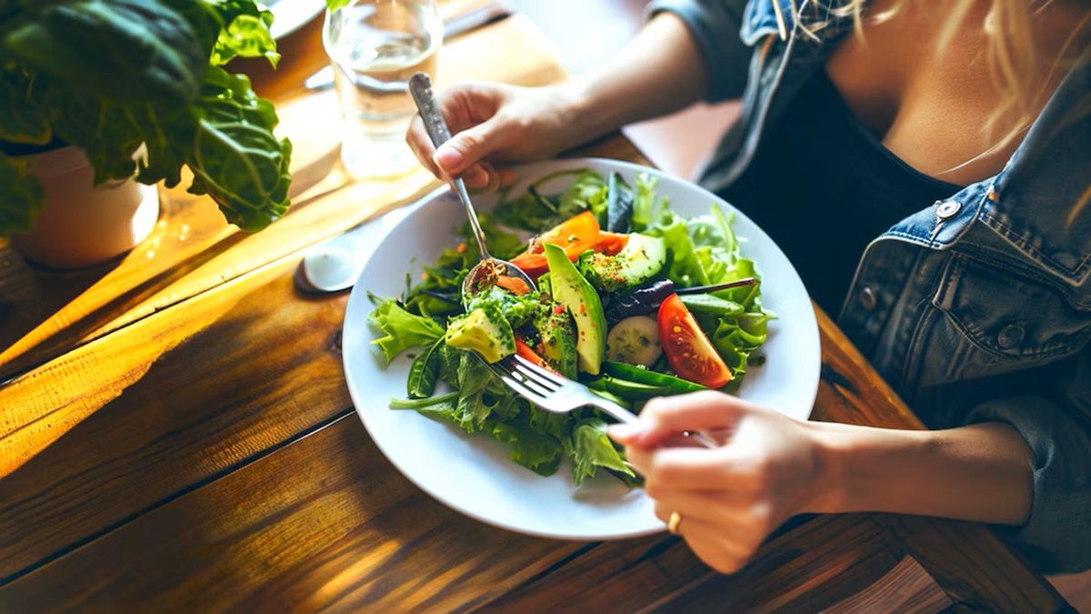 Por qué no comemos cuando nos sirven primero