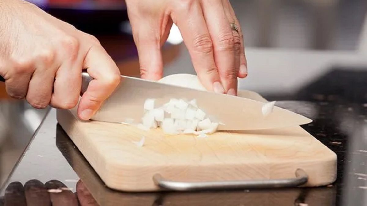 Furor por una técnica para no llorar al cortar una cebolla