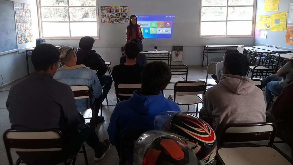 Más de 500 estudiantes buscan terminar la secundaria en San Juan